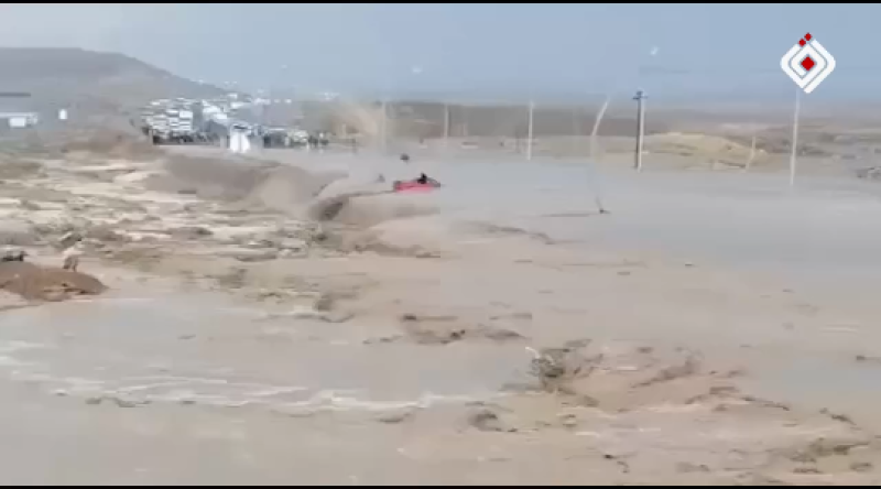 بالفيديو فرق الدفاع المدني تتمكن من إنقاذ اشخاص داخل مركبة جرفتها
