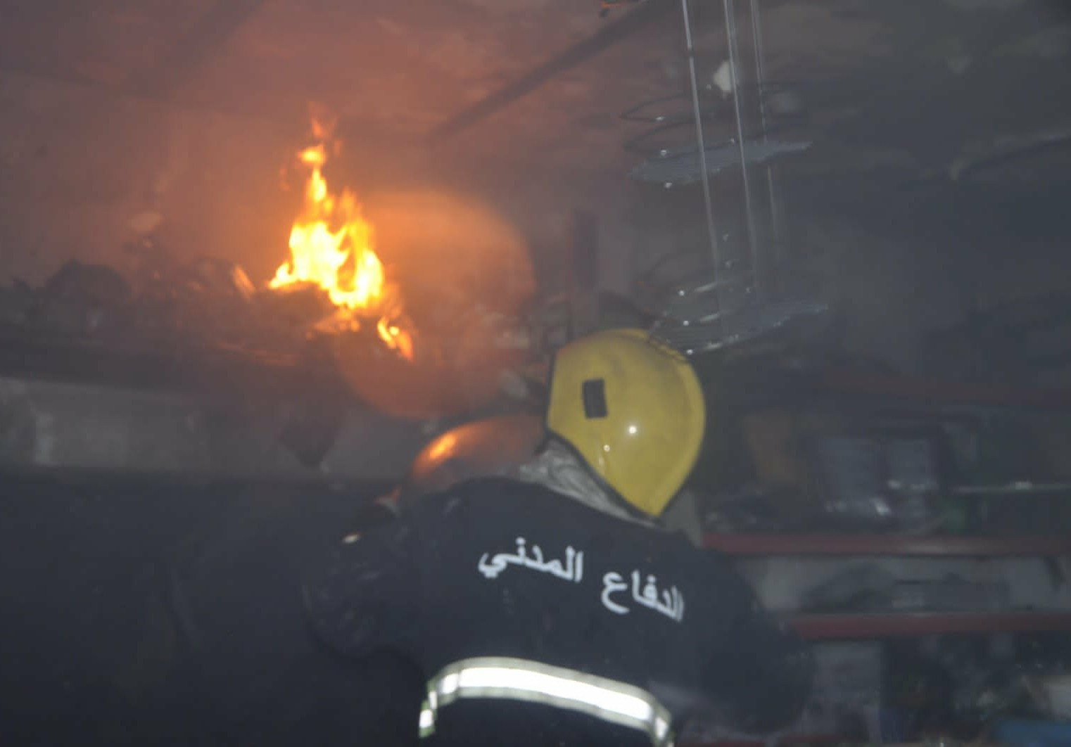 فرق الدفاع المدني تخمد حريقاً كبيراً اندلع في مخازن تجاربة بمحافظة ديالى